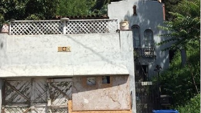 Il va transformer un vieux taudis abandonné en une maison de rêve ...